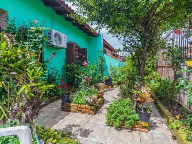 Casa à venda em Sarandi com 120 m², 3 quartos, 1 suíte, 4 vagas