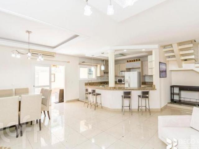 Casa à venda em Sarandi com 178 m², 3 quartos, 1 suíte, 3 vagas