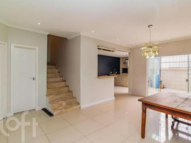 Casa à venda em Sarandi com 178 m², 3 quartos, 1 suíte, 4 vagas