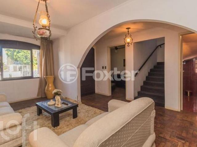 Casa à venda em Sarandi com 186 m², 3 quartos, 1 suíte, 7 vagas