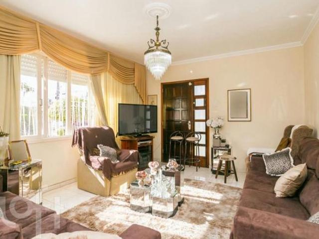 Casa à venda em Sarandi com 197 m², 3 quartos, 4 vagas
