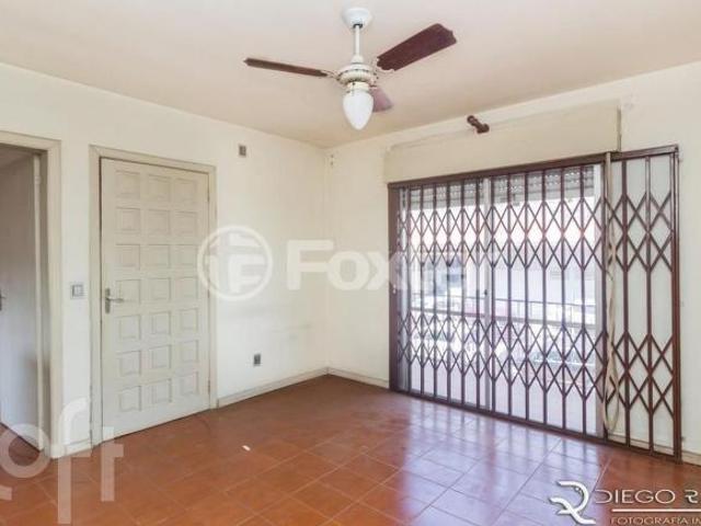 Casa à venda em Sarandi com 215 m², 5 quartos, 2 suítes, 5 vagas