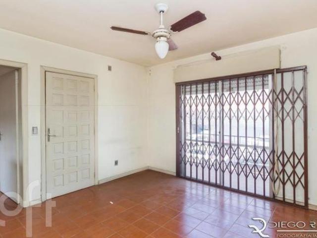 Casa à venda em Sarandi com 215 m², 5 quartos, 2 suítes, 5 vagas