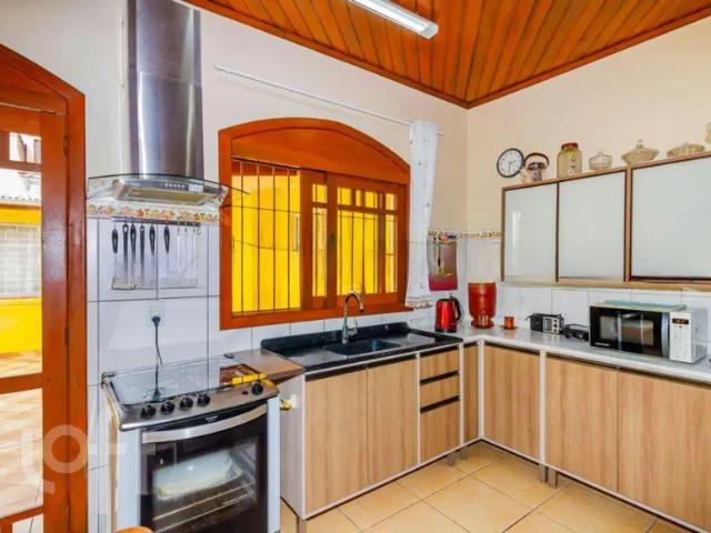 Casa à venda em Sarandi com 210 m², 5 quartos, 2 vagas