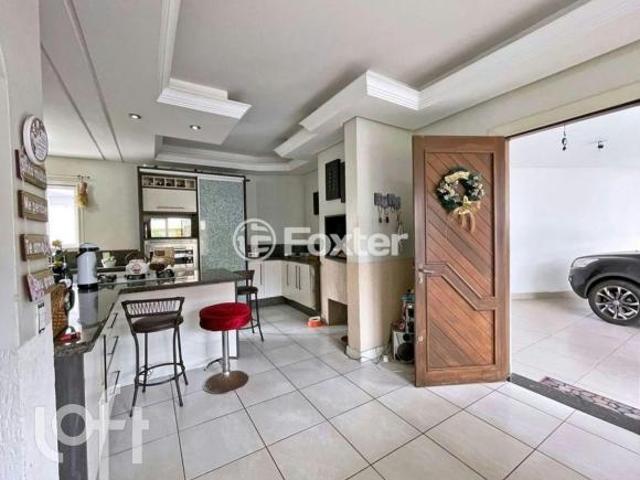 Casa à venda em Sarandi com 257 m², 3 quartos, 1 suíte, 3 vagas