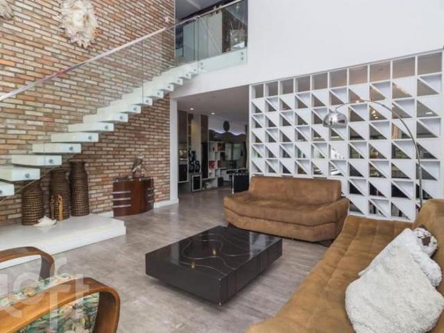 Casa à venda em Sarandi com 300 m², 3 quartos, 3 suítes, 2 vagas
