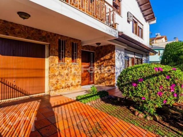 Casa à venda em Sarandi com 335 m², 5 quartos, 1 suíte, 7 vagas