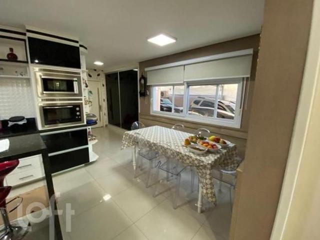Casa à venda em Sarandi com 390 m², 4 quartos, 1 suíte, 16 vagas