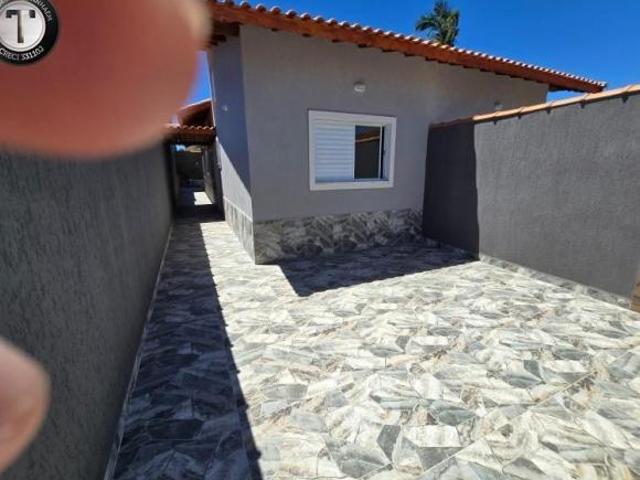 Casa à venda em Suarão, Itanhaém SP: 2 quartos, 1 suíte, 1 sala, 2 banheiros, 2 vagas de garagem, 70