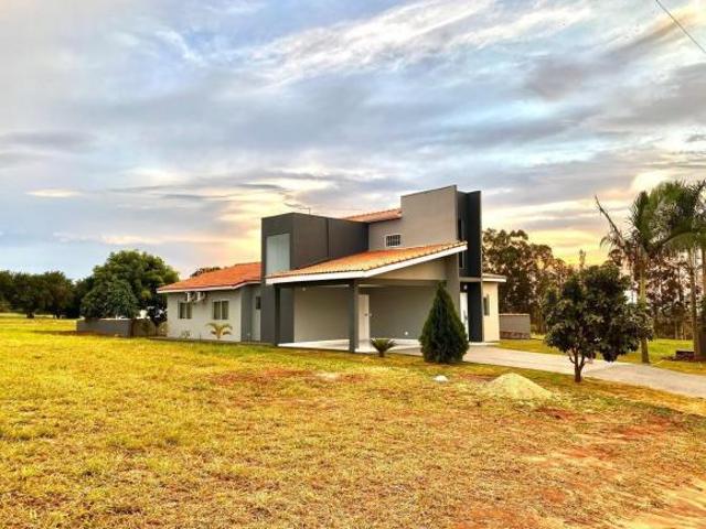 Casa à Venda em Paranapanema: 3 Dorms, 2 Suítes por R$750 Mil