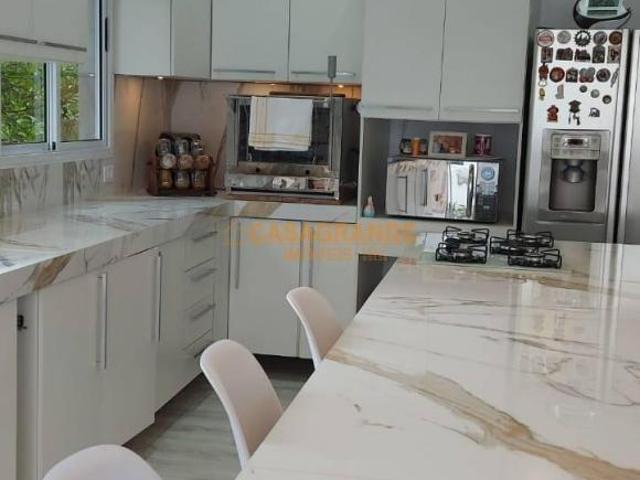 Casa à Venda em Paraibuna 4 quartos 204 m²