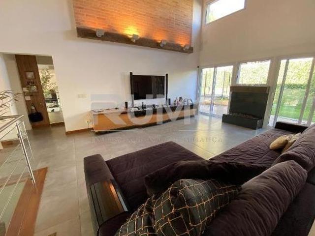 Casa à venda em Parque das Araucárias com 4 suítes