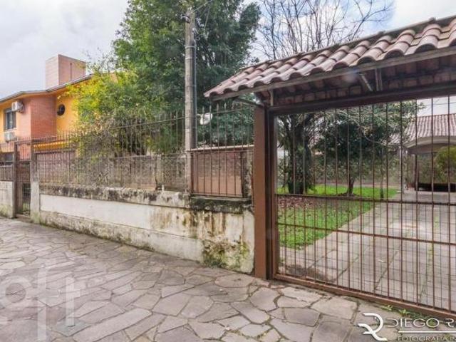 Casa à venda em Partenon com 172 m², 5 quartos, 1 suíte, 4 vagas