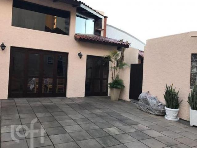 Casa à venda em Partenon com 240 m², 3 quartos, 2 suítes, 3 vagas