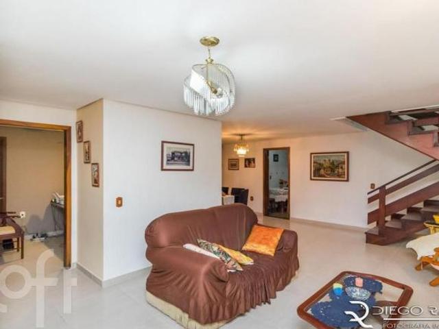 Casa à venda em Partenon com 260 m², 4 quartos, 1 suíte, 4 vagas