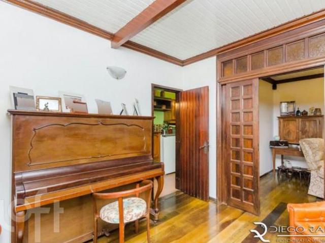 Casa à venda em Partenon com 200 m², 4 quartos, 2 suítes, 4 vagas