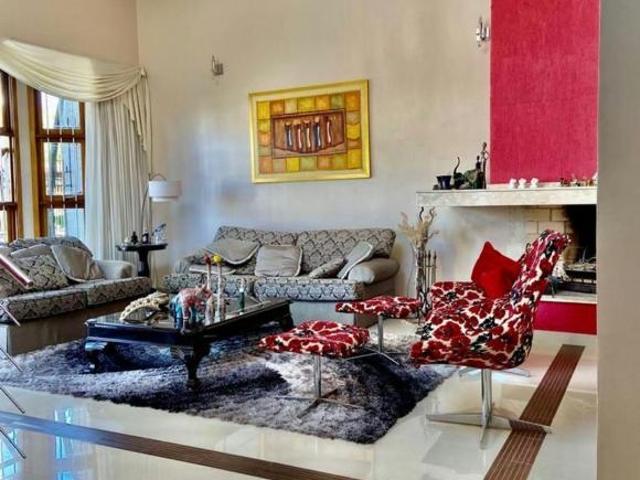 Casa à venda em Partenon com 305 m², 5 quartos, 1 suíte, 4 vagas