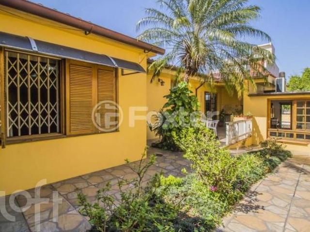 Casa à venda em Petrópolis com 234 m², 3 quartos, 2 suítes, 3 vagas