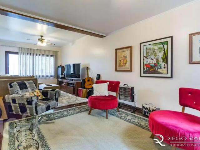 Casa à venda em Petrópolis com 248 m², 3 quartos, 2 suítes, 3 vagas
