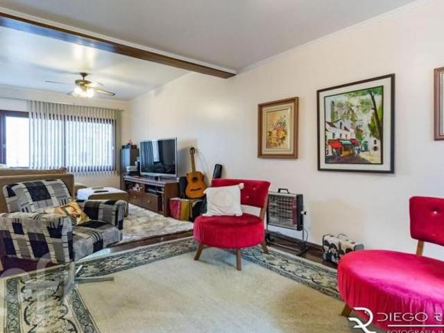 Casa à venda em Petrópolis com 248 m², 3 quartos, 2 suítes, 3 vagas