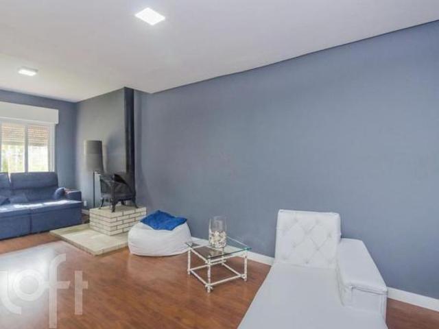 Casa à venda em Petrópolis com 269 m², 3 quartos, 2 suítes, 5 vagas