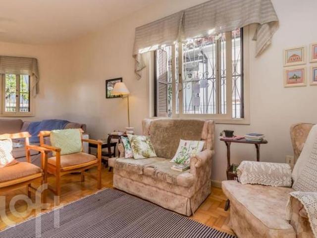 Casa à venda em Petrópolis com 355 m², 3 quartos, 1 suíte, 5 vagas