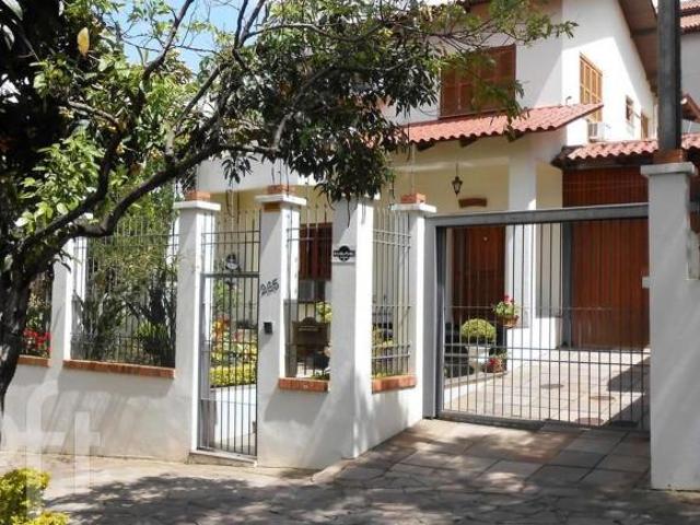 Casa à venda em Petrópolis com 350 m², 4 quartos, 4 suítes, 2 vagas