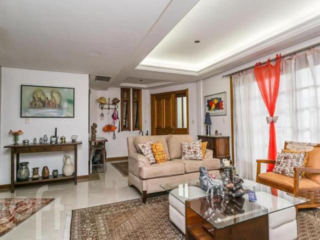 Casa à venda em Petrópolis com 417 m², 4 quartos, 1 suíte, 4 vagas