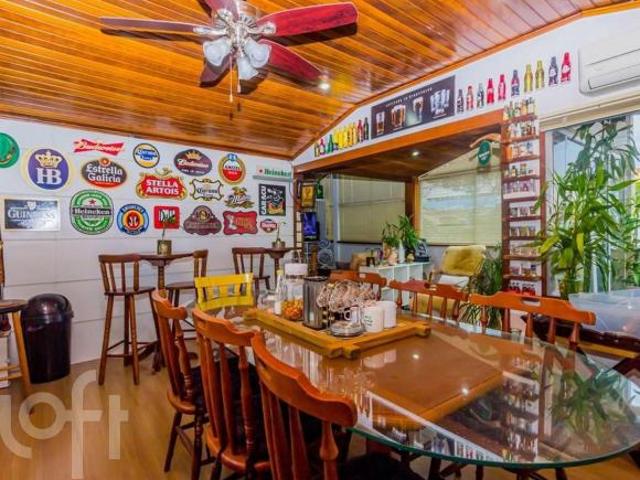 Casa à venda em Petrópolis com 470 m², 7 quartos, 2 suítes, 6 vagas