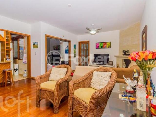 Casa à venda em Petrópolis com 470 m², 7 quartos, 2 suítes, 6 vagas