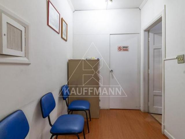 Casa à Venda em Perdizes 4 Dormitórios e 2 Vagas A.U 200m²