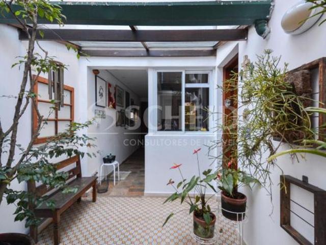Casa á Venda em Perdizes com 422m², 3 quartos sendo 3 suítes, 2 vagas