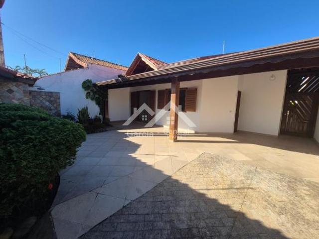 Casa a venda em Peruíbe com 3 dormitórios e edícula