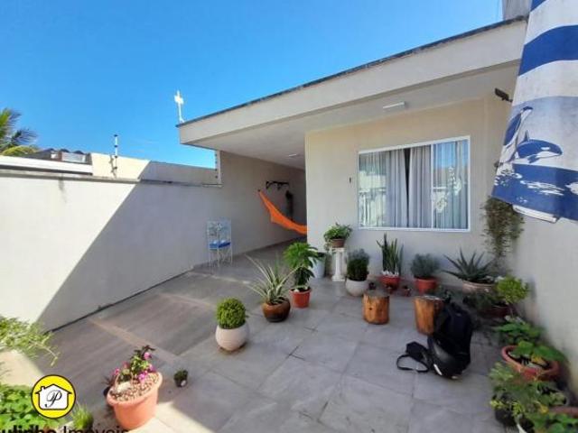 Casa a venda em Peruíbe seminova, construção de 5 anos, 2 dormitórios com 2 vagas