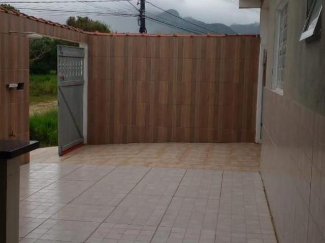 Casa a venda em Peruíbe SP, 3 quartos, 1 suíte, 1 sala, 2 banheiros, 3 vagas de garagem, 75m²