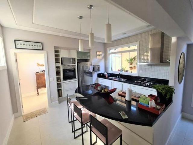 Casa á venda em Pinheiros com 240mt², 3 suites, closet, garagem para 2 carros e área de lazer
