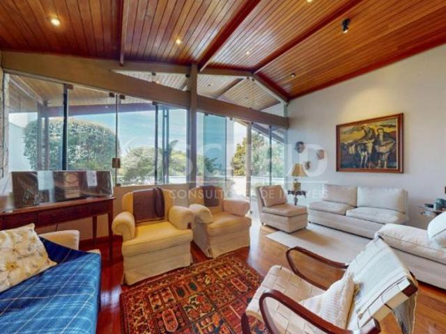 Casa á Venda em Pinheiros com 294m², 3 quartos sendo 1 suíte, 4 vagas