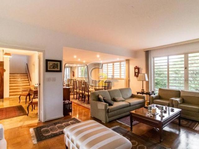 Casa à venda em Pinheiros com 3 suítes e 2 vagas