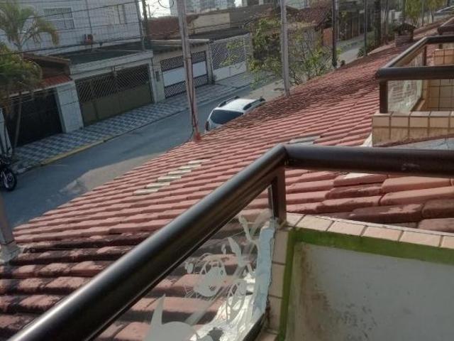 Casa à venda em Praia Grande SP, bairro Maracanã: 2 quartos, 1 suíte, sala, 2 banheiros, 1 vaga e 75