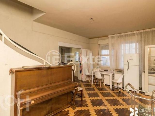 Casa à venda em Rio Branco com 303 m², 6 quartos, 7 vagas