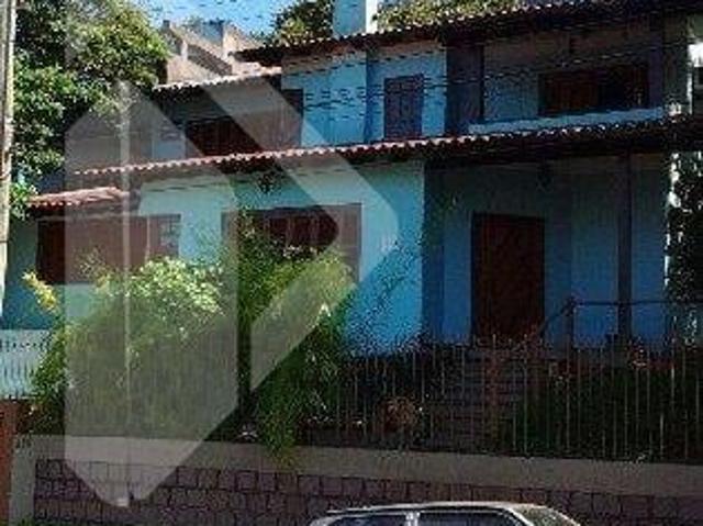 Casa à venda em rua calma