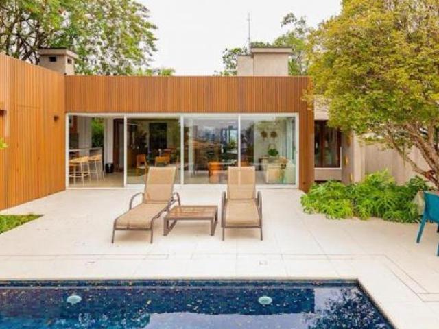Casa á venda em rua fechada de 608m² privativos, com 03 suítes, 03 vagas e piscina no Jardim Everest