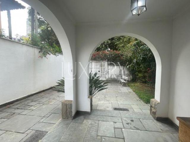 Casa à Venda em Rua Fechada no Jardim América