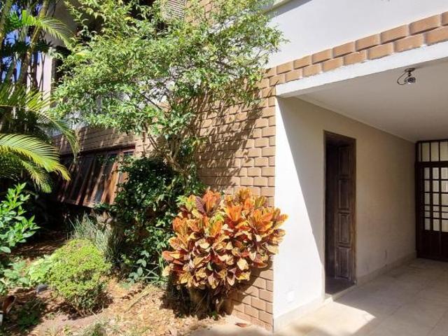 Casa à Venda em Rua Fechada no Planalto Paulista