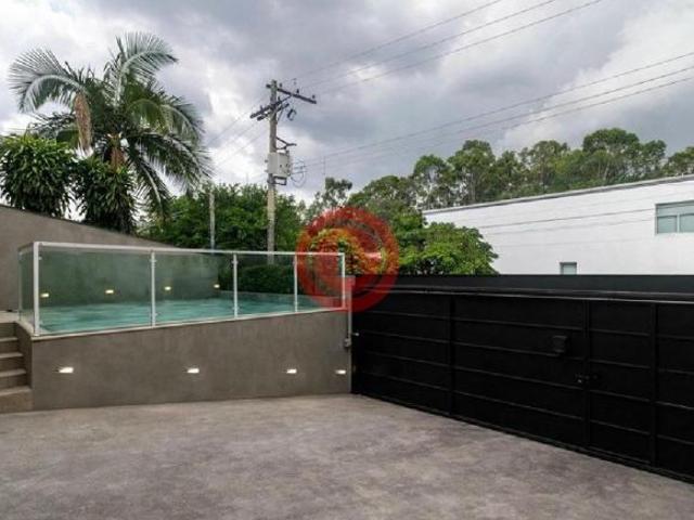 Casa à venda em rua segura e tranquila na Vila Madalena, São Paulo: 4 quartos, 2 suítes, 5 banheiros