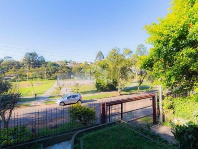 Casa à venda em rua tranquila com vista para praça Bairro Três Figueiras