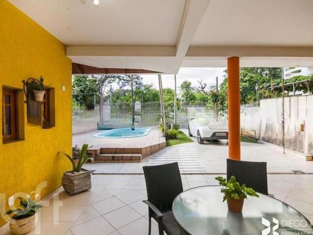 Casa à venda em Rubem Berta com 300 m², 4 quartos, 1 suíte, 6 vagas