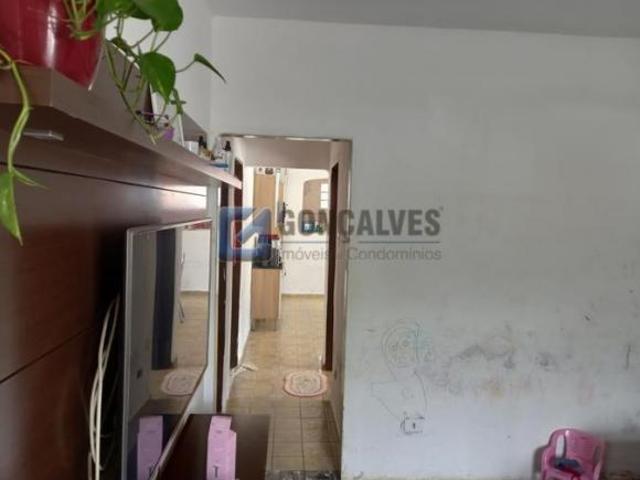 Casa à venda em Rudge Ramos, SBC – 2 quartos, 3 vagas, quintal
