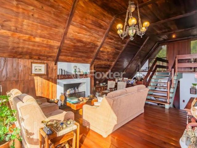 Casa à venda em Teresópolis com 235 m², 3 quartos, 1 suíte, 2 vagas