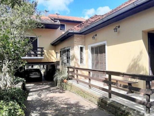 Casa a venda em Teresópolis com 330 m², 5 domitórios, 1 suite, Piscina e pátio